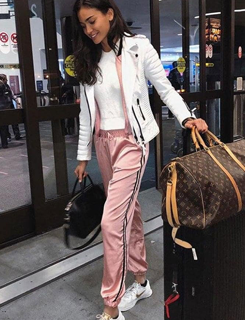 35 Classic Travel Outfits | Best Travel Accessories